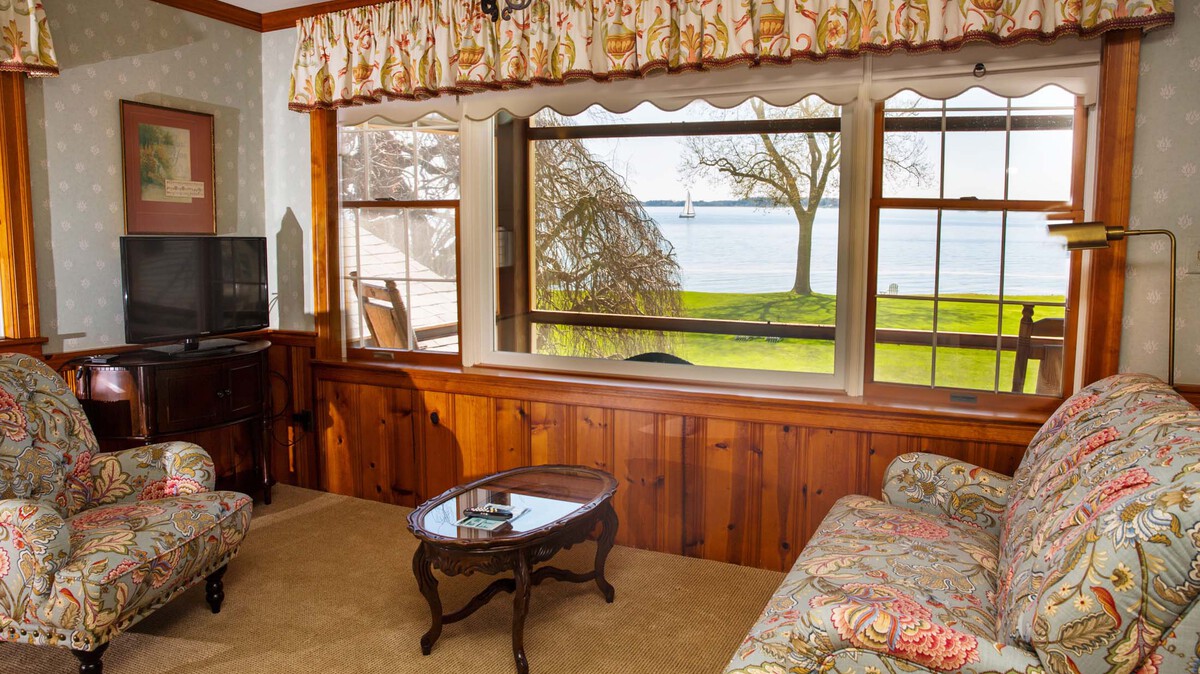 Deluxe Waterfront Suite with Porch - 1st Floor